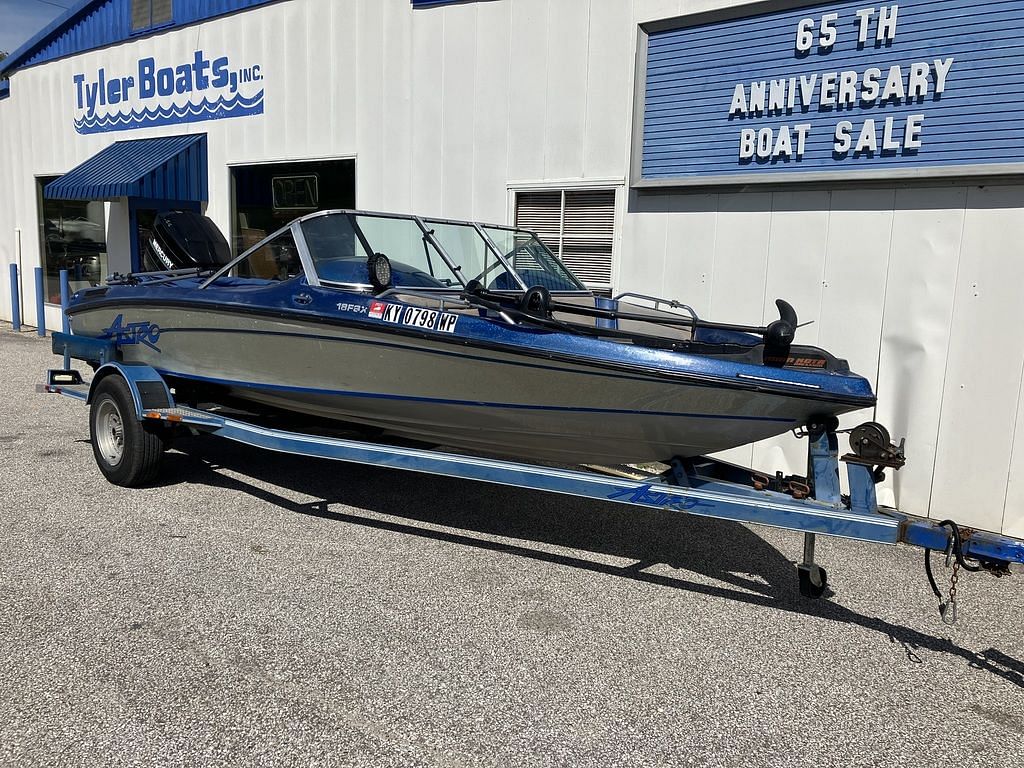 Skiing boats for sale store